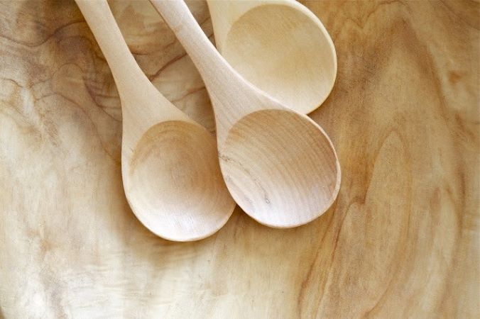 Colheres de pau na preparação de alimentos - Mais Estilo de Vida